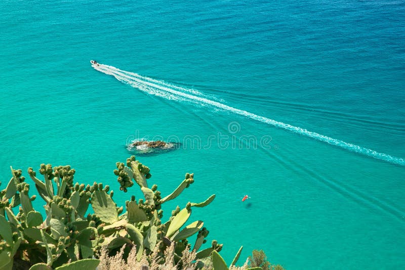 Piccole Barche Sul Mare Cristallino Fotografia Stock - Immagine di nave ...