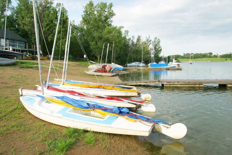 Piccole barche a vela fotografia stock. Immagine di sailboats - 4210652