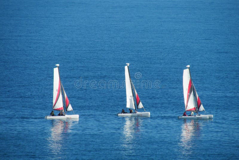 Piccole Barche a Vela Nel Mare Fotografia Stock Editoriale - Immagine ...