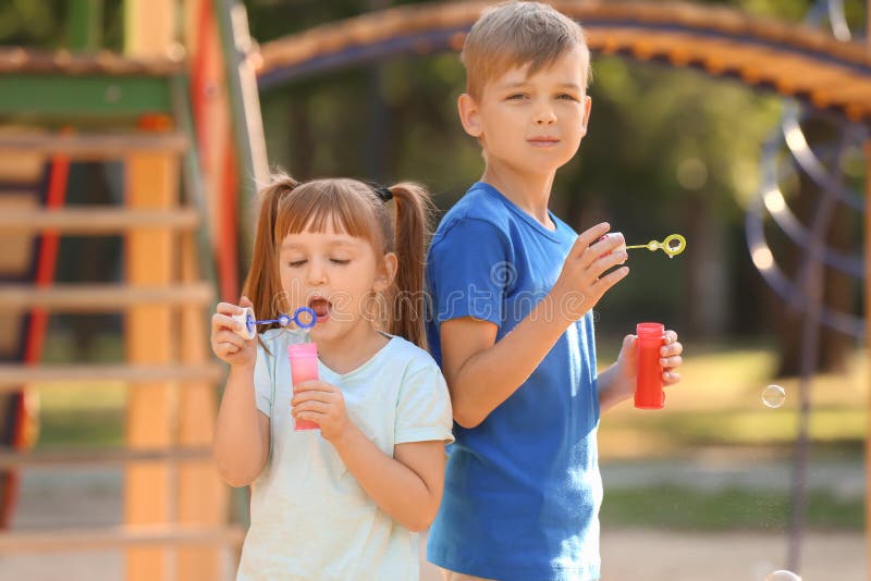 Bambini Che Soffiano Le Bolle Di Sapone Foto Stock Download 246