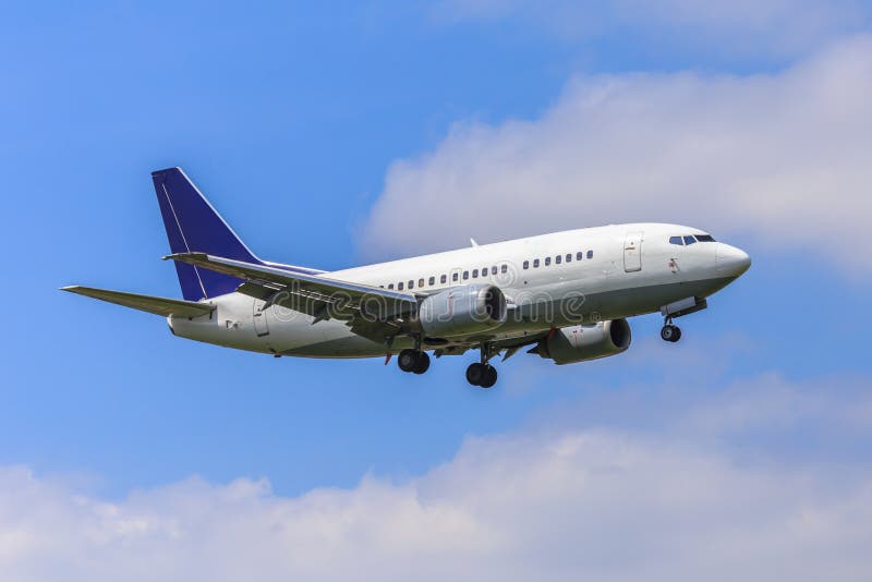 Piccolo aereo di linea fotografia stock. Immagine di atterraggio - 43535866