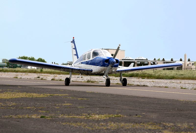 Piccolo Decollo Dell'aereo Blu E Bianco Fotografia Stock - Immagine di ...
