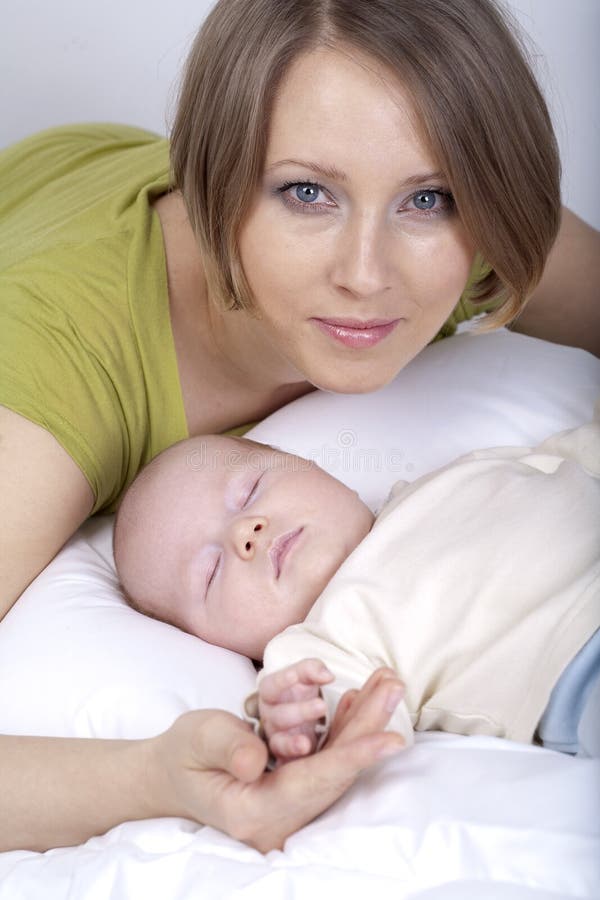 Piccolo Neonato Con La Mamma Fotografia Stock - Immagine di amare ...