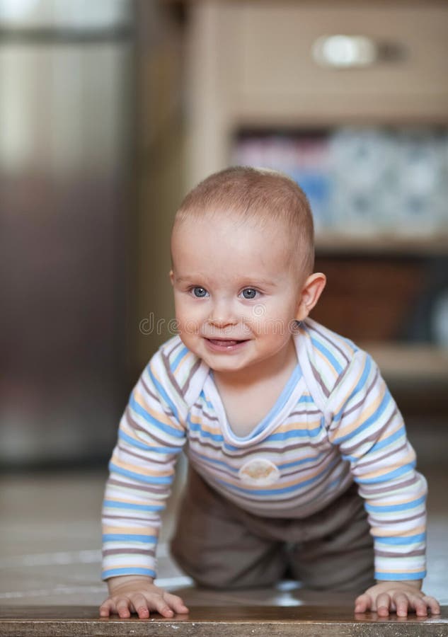 Piccolo neonato sveglio immagine stock. Immagine di puericultura - 13431031