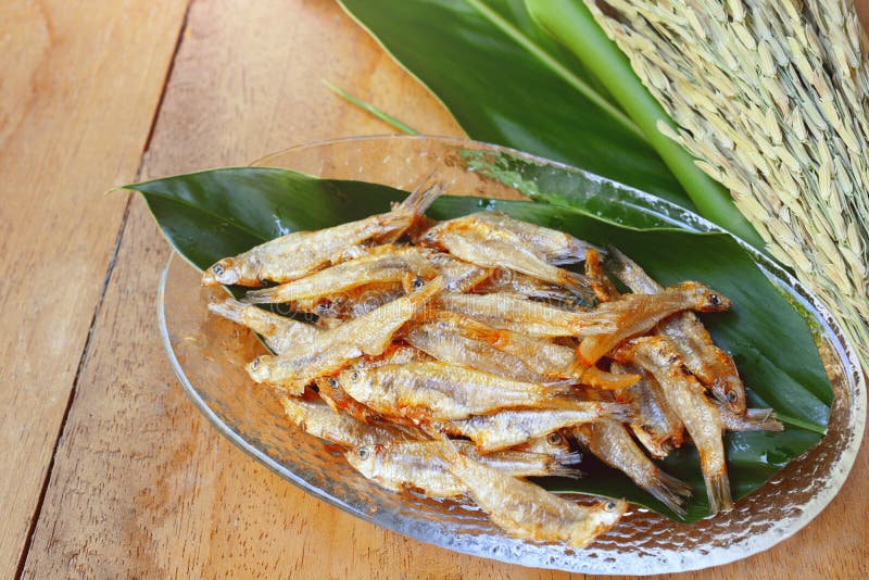 Piccoli Pesci Fritti Sperlano Fritto Nella Pentola Sulla Tavola Con Una ...