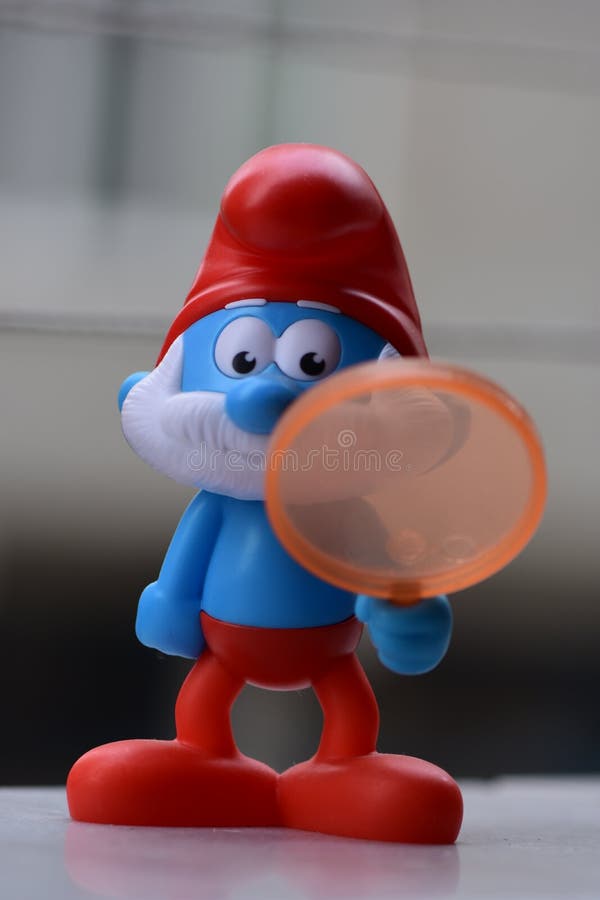 Piccoli Puffi blu immagine stock editoriale. Immagine di assorbito ...