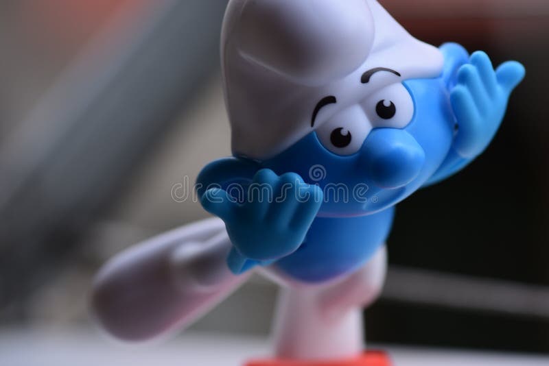 Piccoli Puffi blu immagine stock editoriale. Immagine di assorbito ...