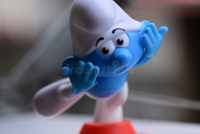 Piccoli Puffi blu immagine stock editoriale. Immagine di assorbito ...