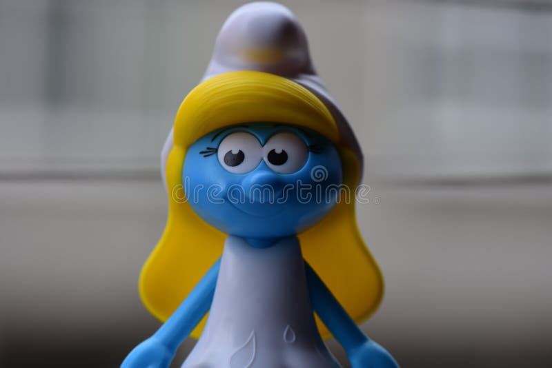 Piccoli Puffi blu immagine stock editoriale. Immagine di assorbito ...