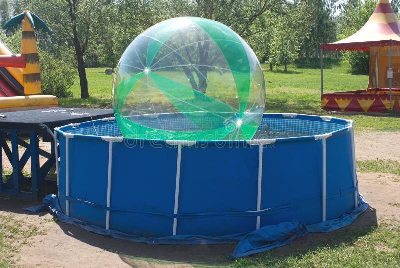 Piscina Piccola Con Una Palla Grande Immagine Stock - Immagine di erba ...