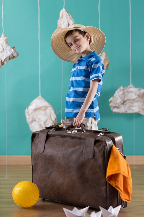 Piccolo Viaggiatore Con La Grande Valigia Immagine Stock - Immagine di ...
