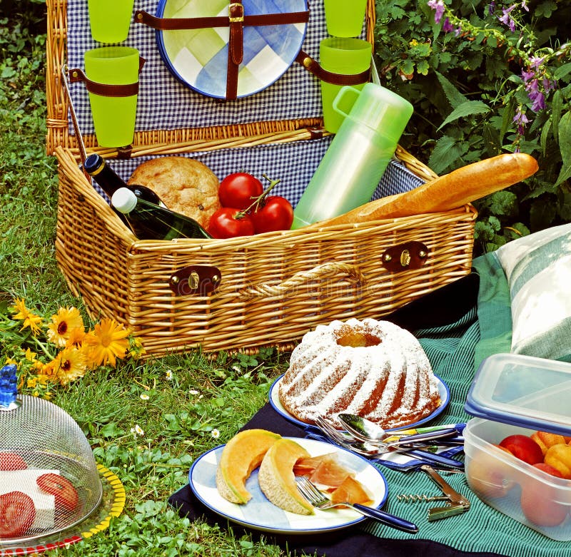 Picknickmand Naast Kleine Grill En Houten Doos Stock Foto - Image of ...