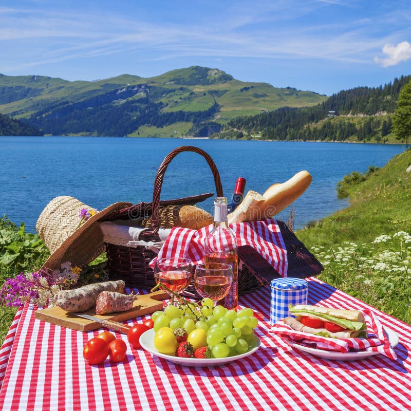 Picknick in Einer Alpenwiese, Die Schweiz Stockbild - Bild von sahnig ...