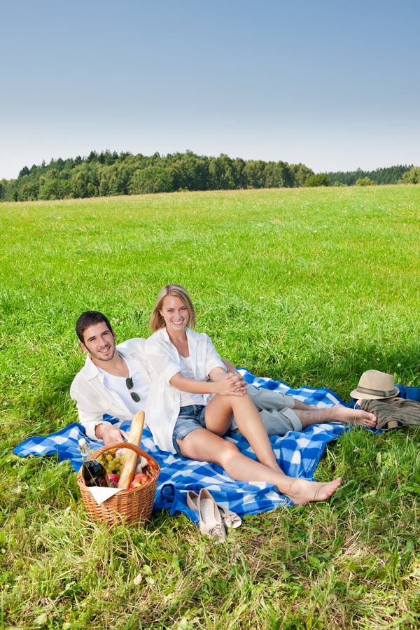 Picknick - Romantisch Paar in Zonnige Weiden Stock Foto - Image of ...