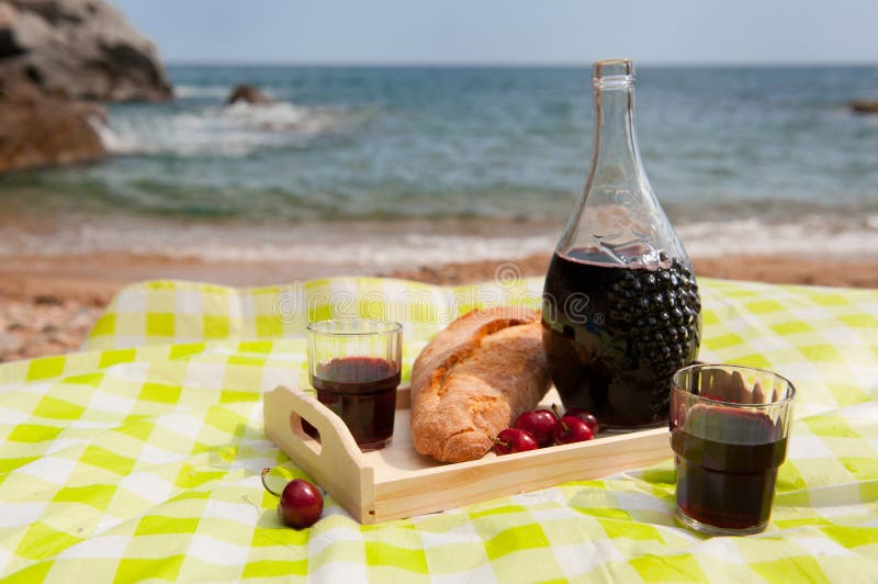 Picknick Am Strand Mit Blauen Hütten Stockfoto - Bild von reihe ...