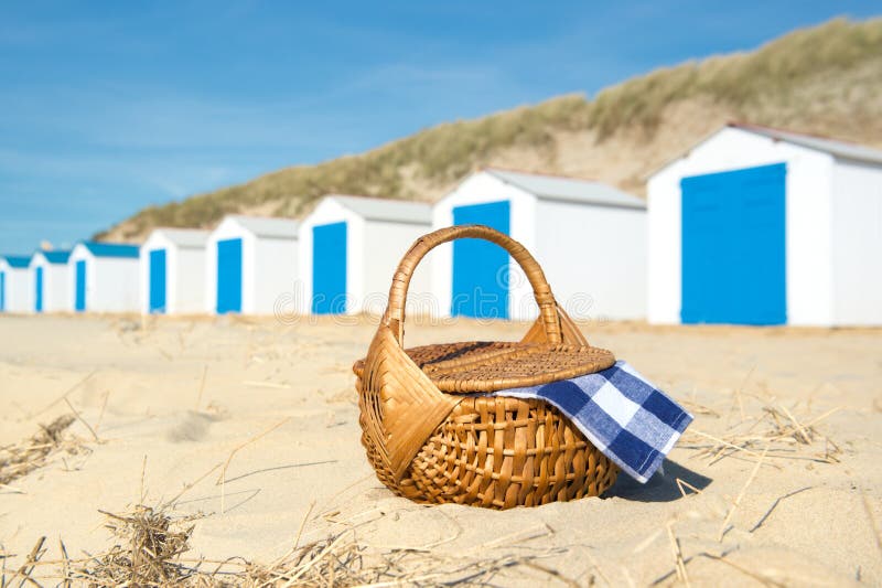 Picknick am Strand Mit Blauen Hütten Stockfoto - Bild von reihe ...