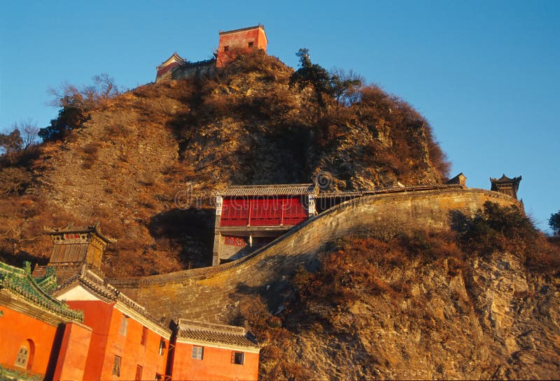 Pico con los edificios imagen de archivo. Imagen de corona - 4939581