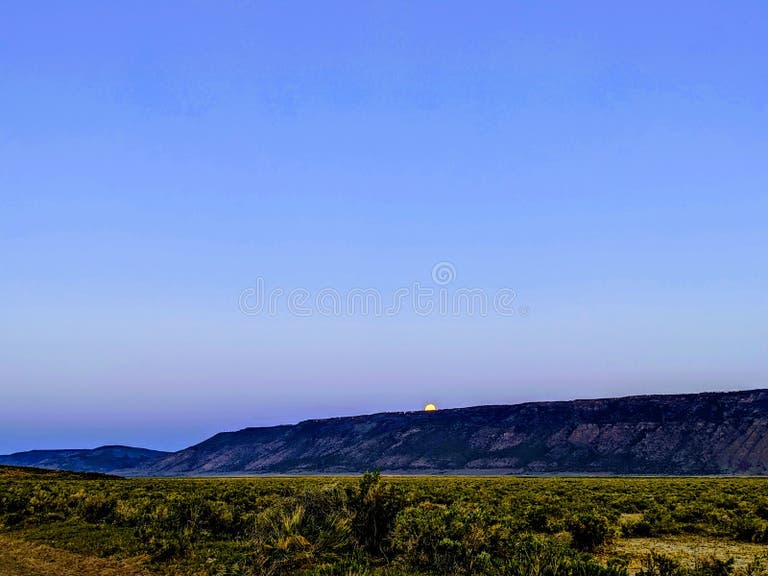 Pico Da Lua Cheia Do Deserto Imagem de Stock - Imagem de prado ...