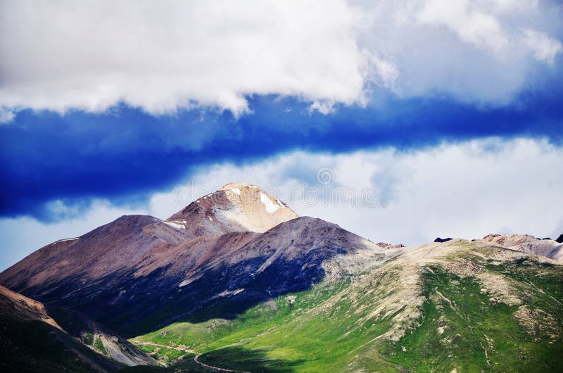 Pico de China Tibet foto de stock. Imagem de nuvem, tibetano - 43331706
