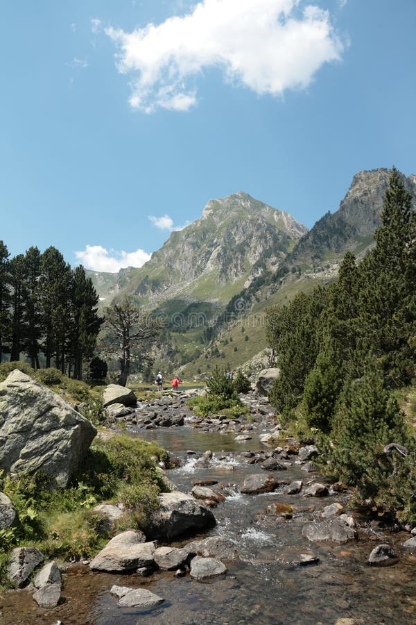 Pico Del Blanc Del Rocho En Pyrenees Imagen de archivo - Imagen de ...