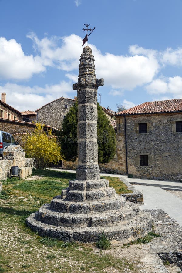 Picota Y Castillo Medievales Foto de archivo - Imagen de torretas ...