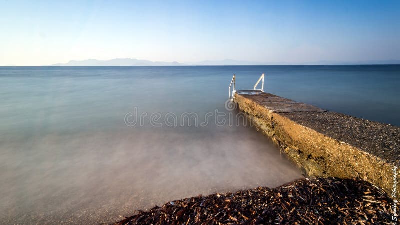 Seaside Pier and Smooth Ocean Waters Stock Illustration - Illustration ...