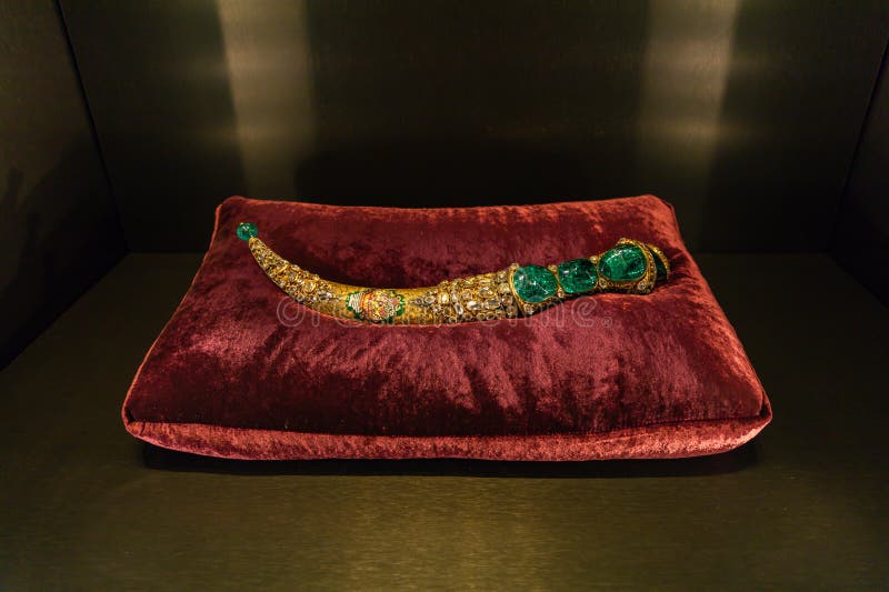 Topkapi Palace - Weapon and Armours - Golden and Jade Dagger Editorial ...
