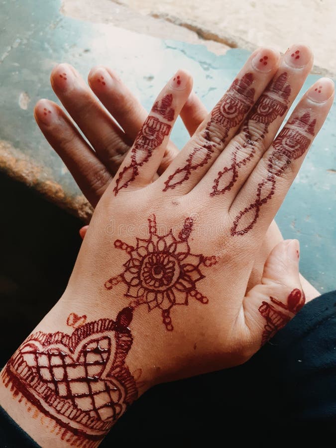 In this Picture is Example of Henna Art on Hand,simple and Beautiful ...