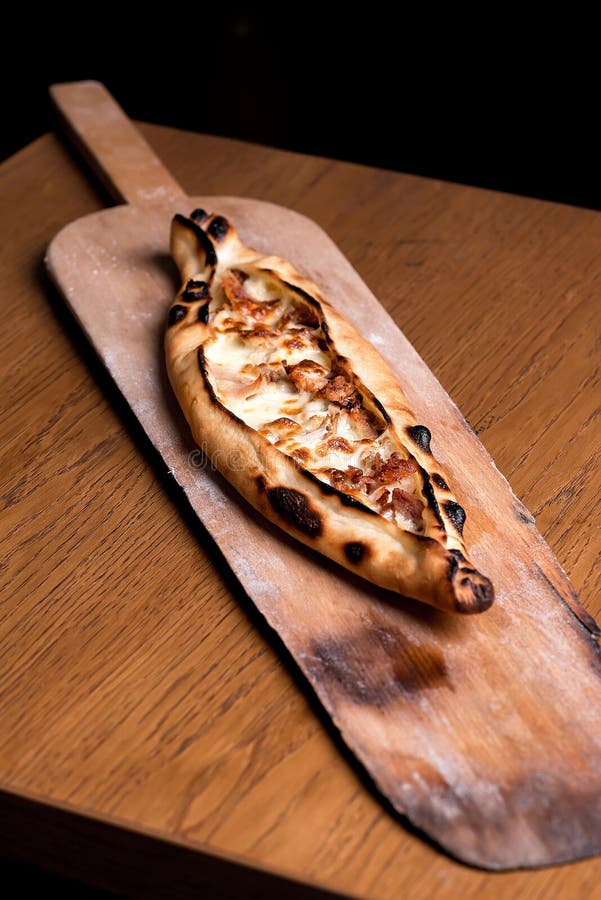 Turc Pide Avec Pastirma, Tomate Et Fromage Fondu Photo stock - Image du ...