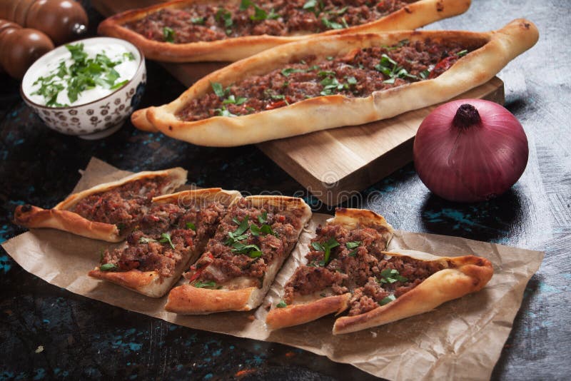 Pide Turco Con Formaggio E Il Pide Cubato Di Kasarli Kusbasili/della ...