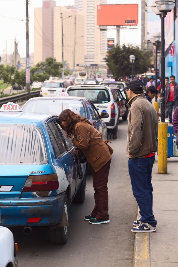 Pidiendo Precio De Taxi En Lima, Perú Fotografía editorial - Imagen de ...