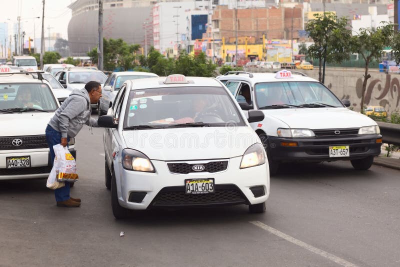Pidiendo Precio De Taxi En Lima, Perú Foto de archivo editorial ...