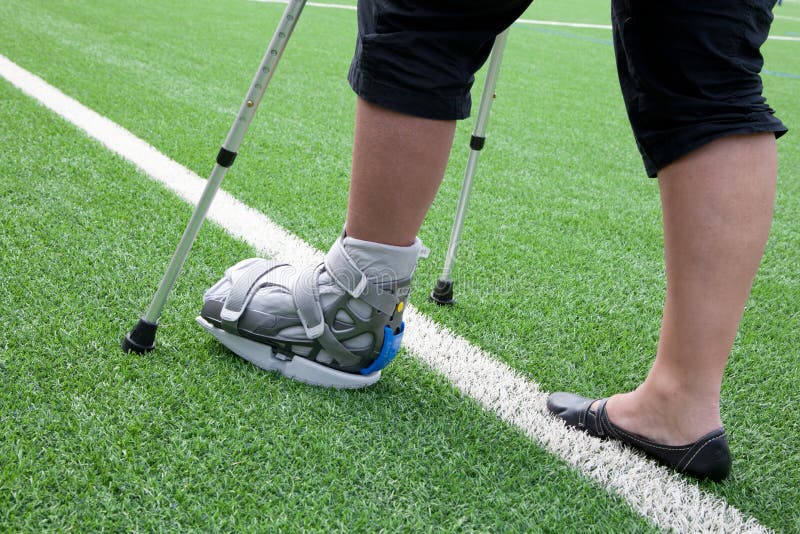 Pie Quebrado, Muletas - Lesión De Los Deportes Imagen de archivo ...