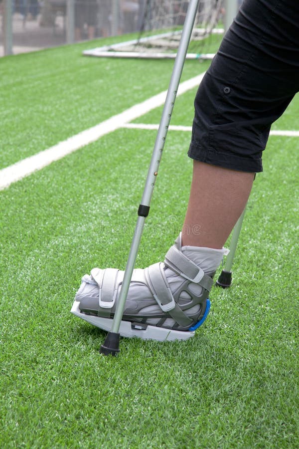 Pie Quebrado, Muletas - Lesión De Los Deportes Foto de archivo - Imagen ...