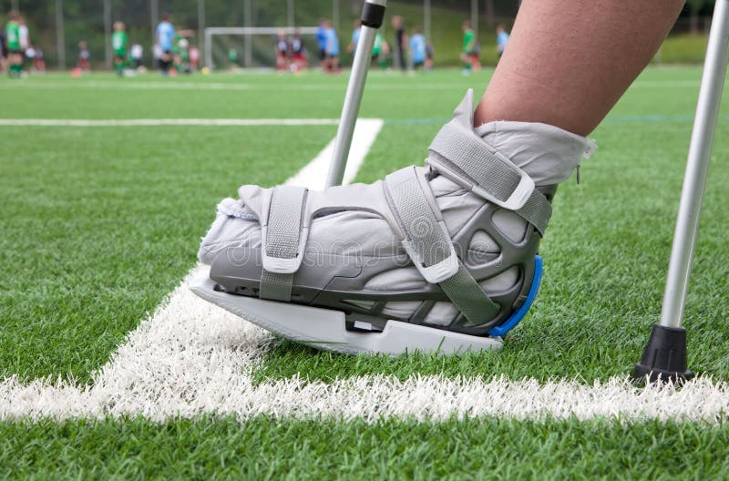 Pie Quebrado, Muletas - Lesión De Los Deportes Foto de archivo - Imagen ...