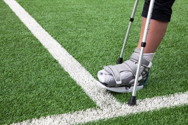 Pie Quebrado, Muletas - Lesión De Los Deportes Foto de archivo - Imagen ...