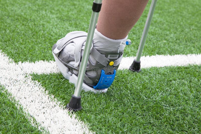 Pie Quebrado, Muletas - Lesión De Los Deportes Imagen de archivo ...