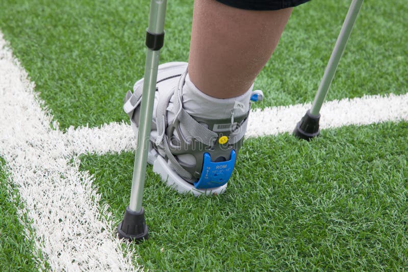 Pie Quebrado, Muletas - Lesión De Los Deportes Imagen de archivo ...