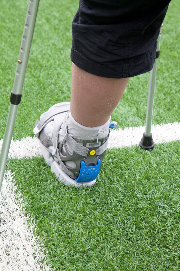 Pie Quebrado, Muletas - Lesión De Los Deportes Imagen de archivo ...