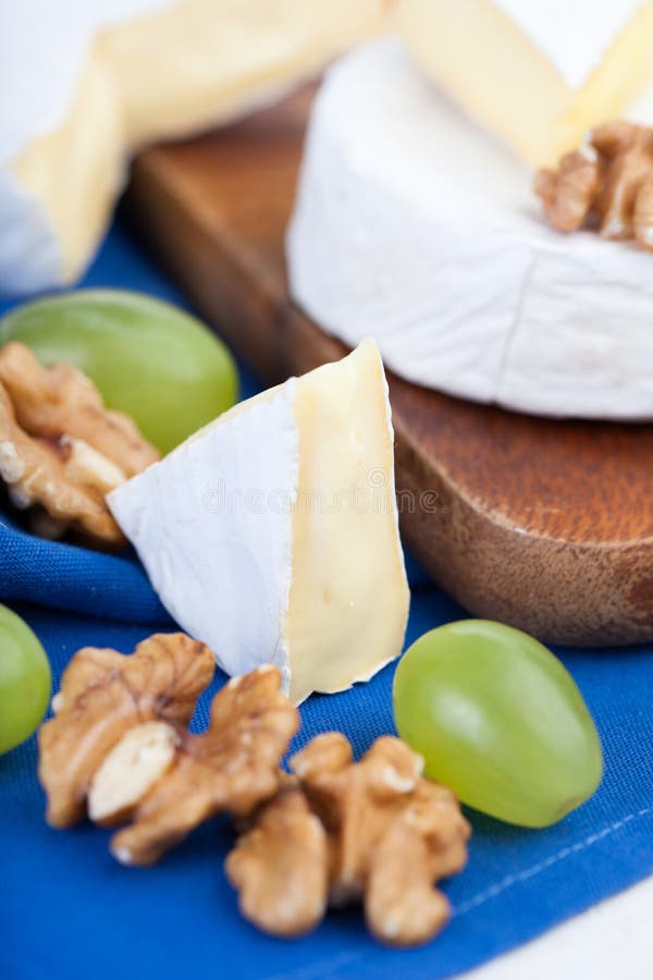 Piec Camembert ser obraz stock. Obraz złożonej z bufet - 38222391