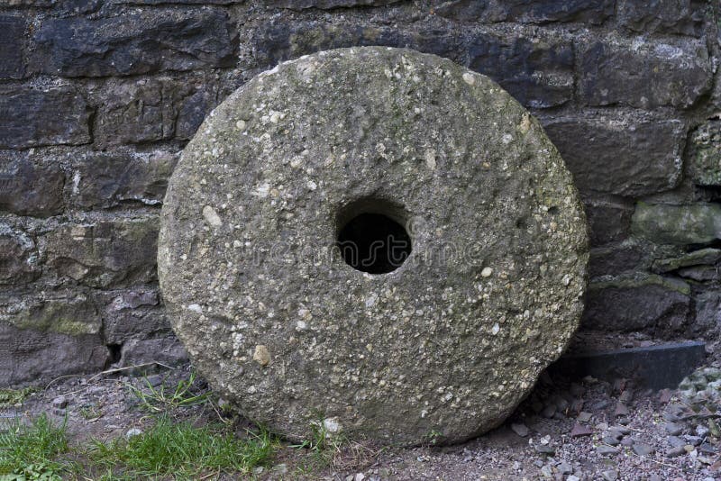 Piedra De Molino Vieja Para Moler Granos Del Trigo En Imagen de archivo ...