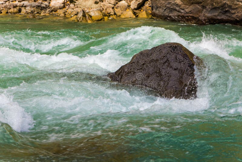 Piedra en el agua imagen de archivo. Imagen de rocas - 31939833