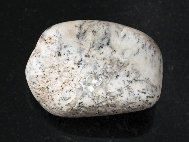 Piedra Caída De La Albita Aislada En Blanco Imagen De Archivo Imagen De Blanco Fondo 105508397