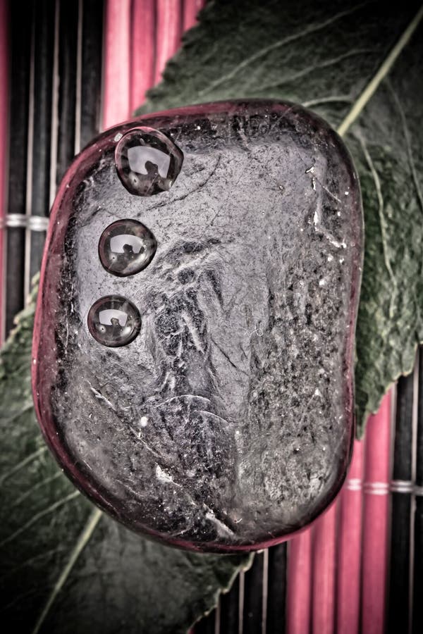 Piedra y hoja del zen foto de archivo. Imagen de oriental - 15109874