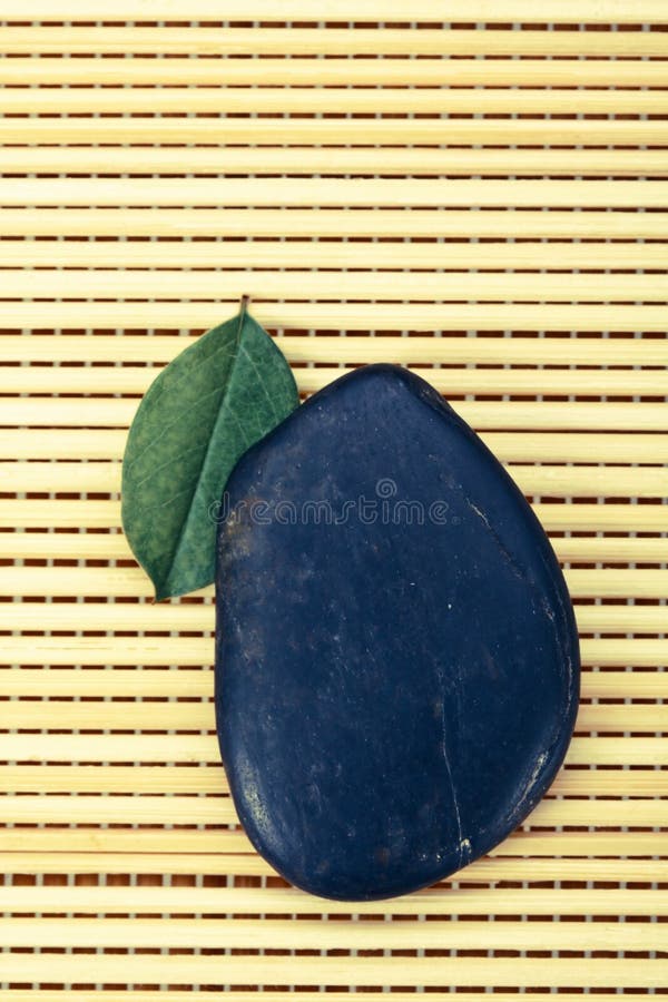 Piedra y hoja del zen foto de archivo. Imagen de pureza - 15440424