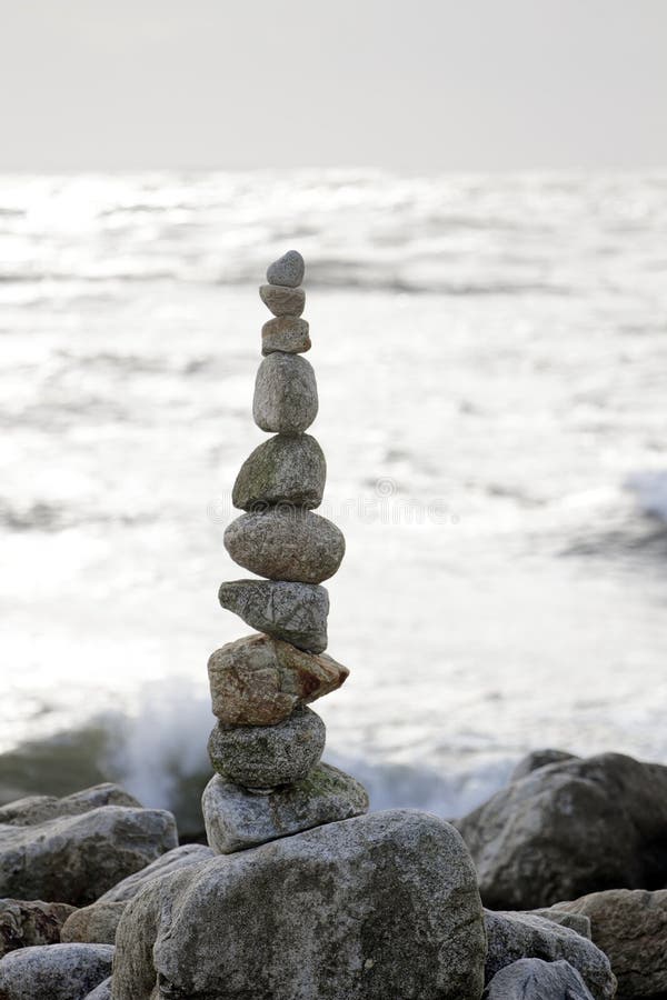 Piedras Apiladas En Equilibrio Foto de archivo - Imagen de guijarro ...