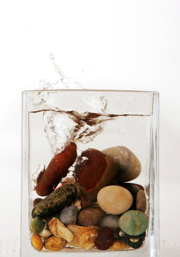 Piedras en el agua imagen de archivo. Imagen de recipiente - 4566303