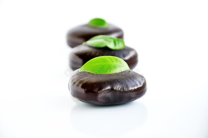 Piedras y hojas del zen foto de archivo. Imagen de salud - 23154880