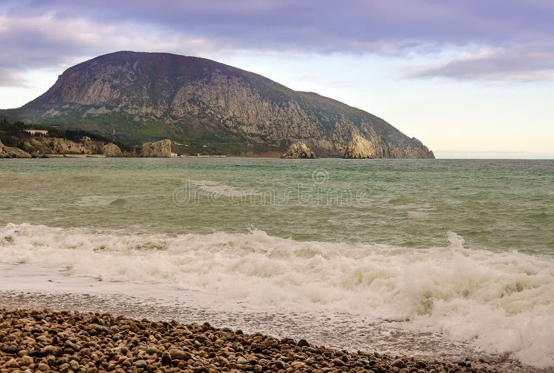 Piedras Y Olas En La Orilla Foto de archivo - Imagen de orilla, paisaje ...