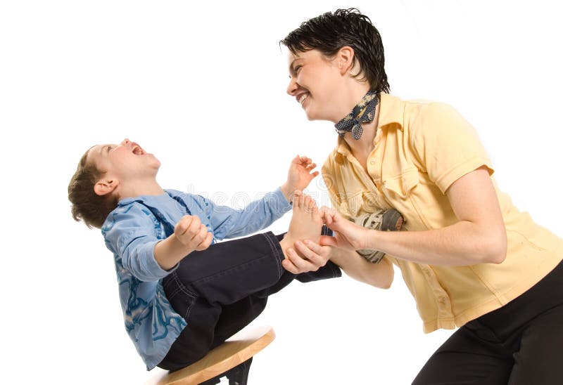 Chatouillement des pieds image stock. Image du down, enfant - 7633423